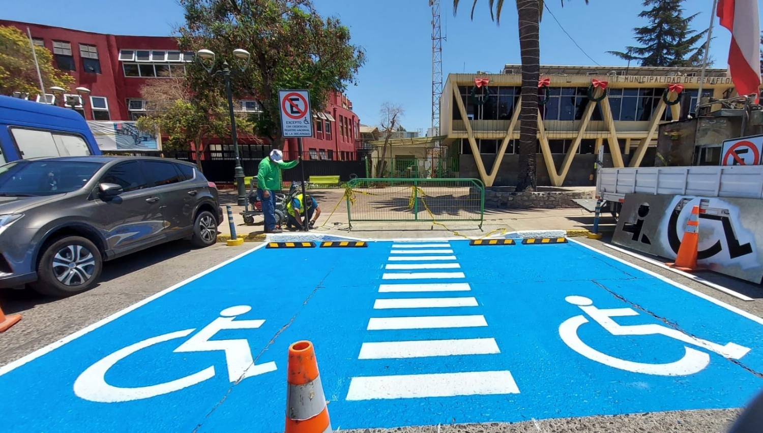 Peñaflor inclusivo: Municipio comienza implementación de 14 estacionamientos para personas con ...